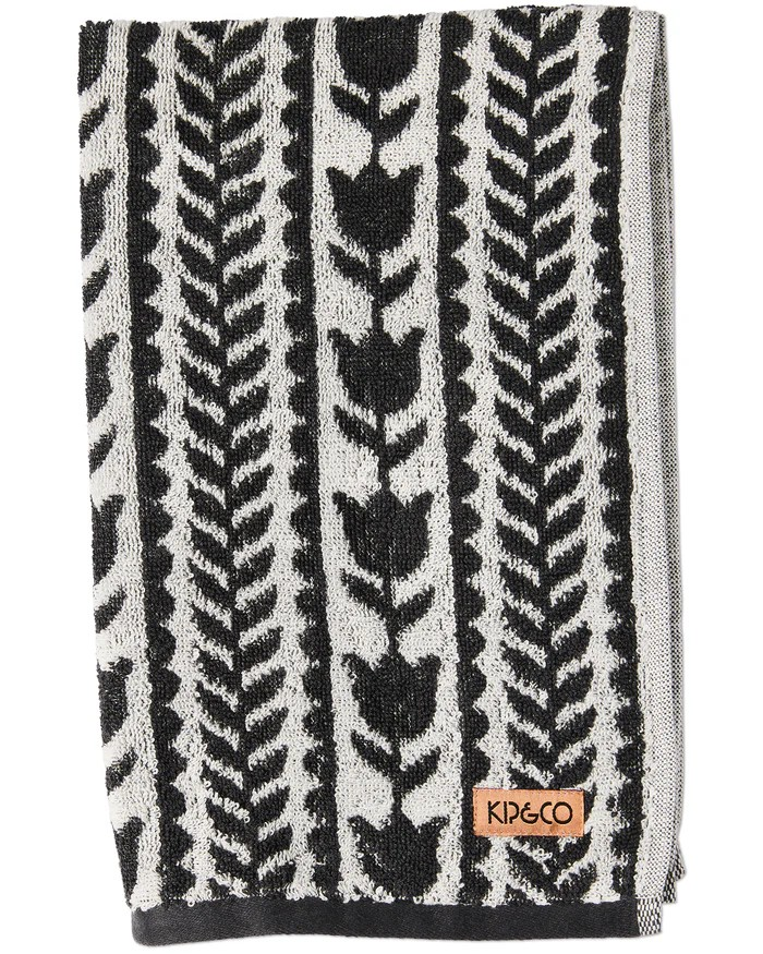 FLOWER CHAIN TERRY HAND TOWEL – The Enchanted Nest